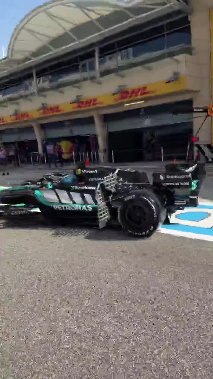 Streamain — Watch — W17 straight out on track in Bahrain